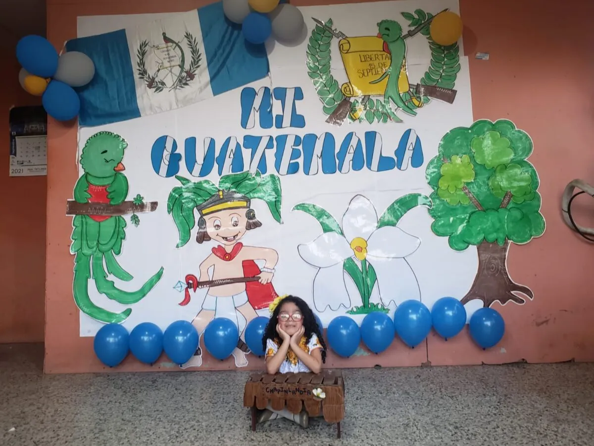 Niña declama frente a mural cívico que ella y su tía realizaron