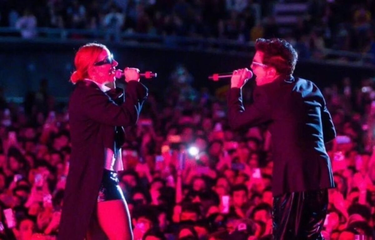 Pago por ir al Concierto de artistas famosos con su Novia y se quedo ...